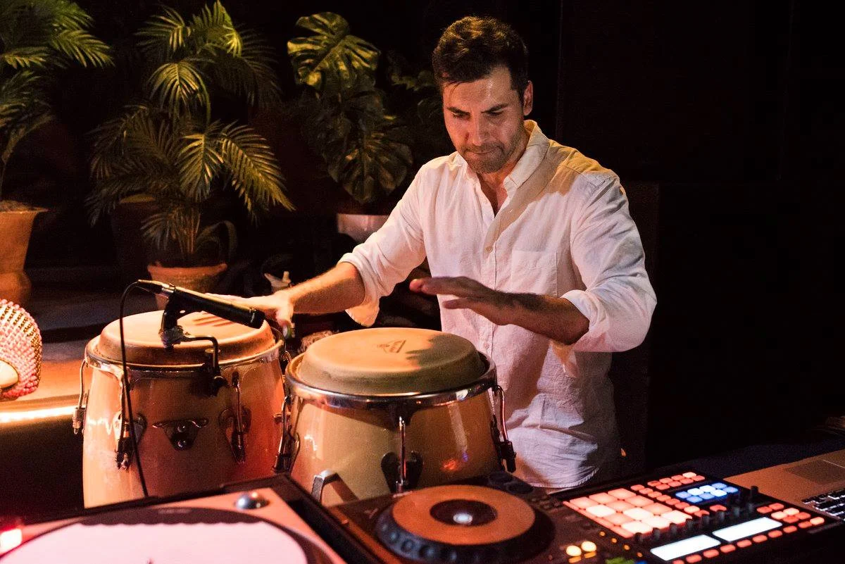 Vincent Sebastian : ชายที่ทำหัวใจเราเต้นเป็นจังหวะเดียวกับ ‘คองก้า’ และ ...